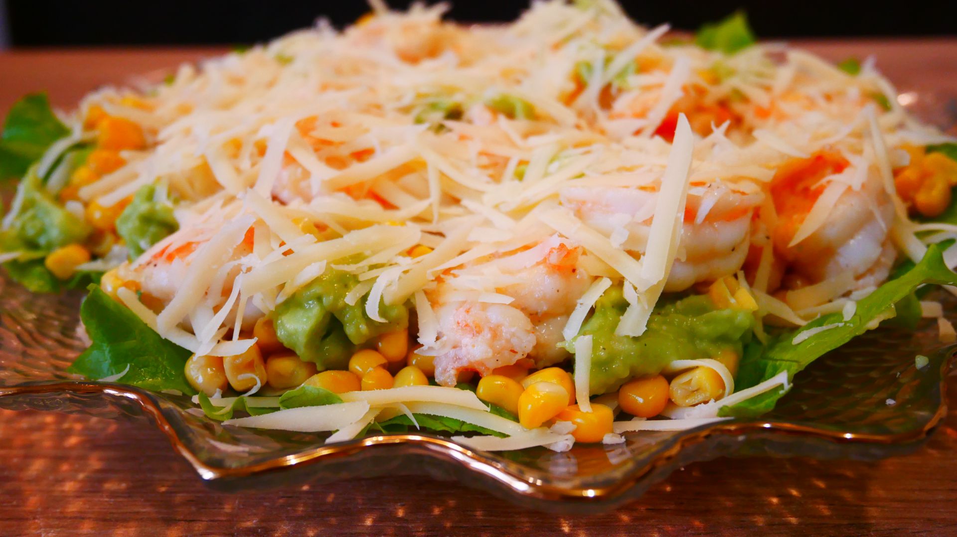 Салат с креветками, авокадо и пармезаном