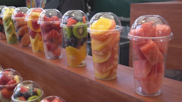 Знаменитый свежевыжатый фруктовый сок на рынке Кванчжан / Корейская уличная еда