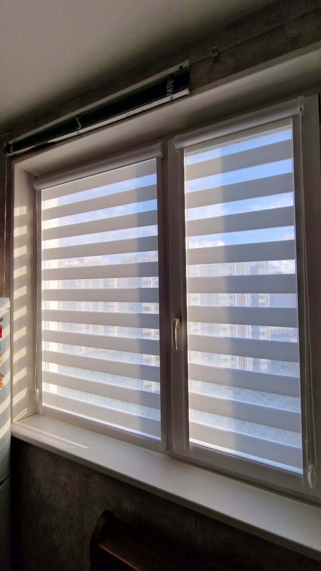 Кассетные рулонные шторы уни2. Зебра (День-ночь). Ткань Сицилия 15