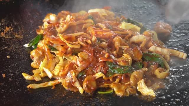 Острый жареный свиной рубец / корейская уличная еда