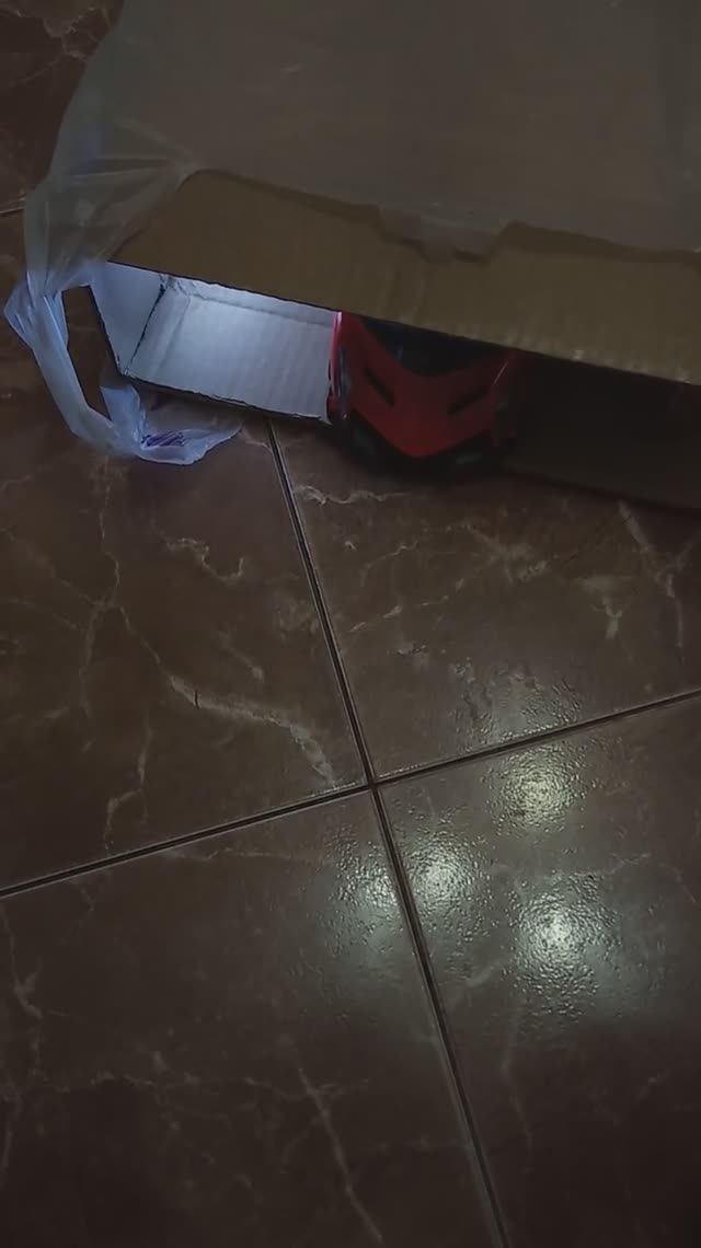 Машинка выезжает из гаража с фарами лайфхак