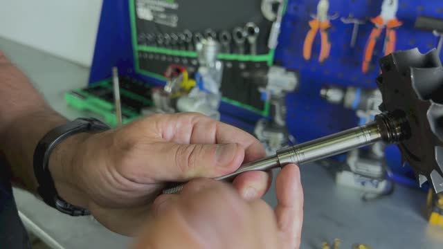 Абразивный износ турбины! Грязь в системе смазки турбины.