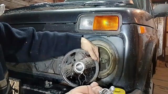 Замена лампы в фаре нивы.Головной свет