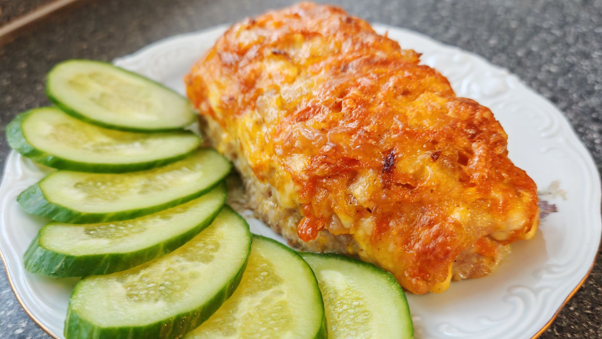 Не просто фарш, а событие: котлеты под "шубой" покорят всю семью.