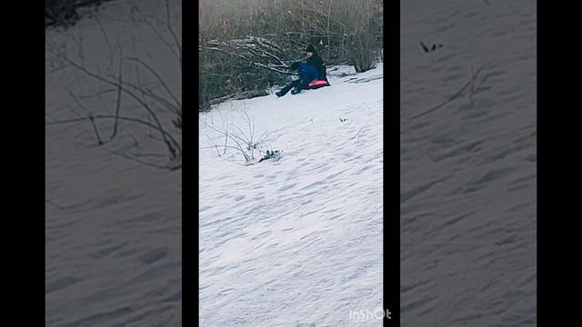 Ребятишки катаются на ватрушках. Я хожу по парку.