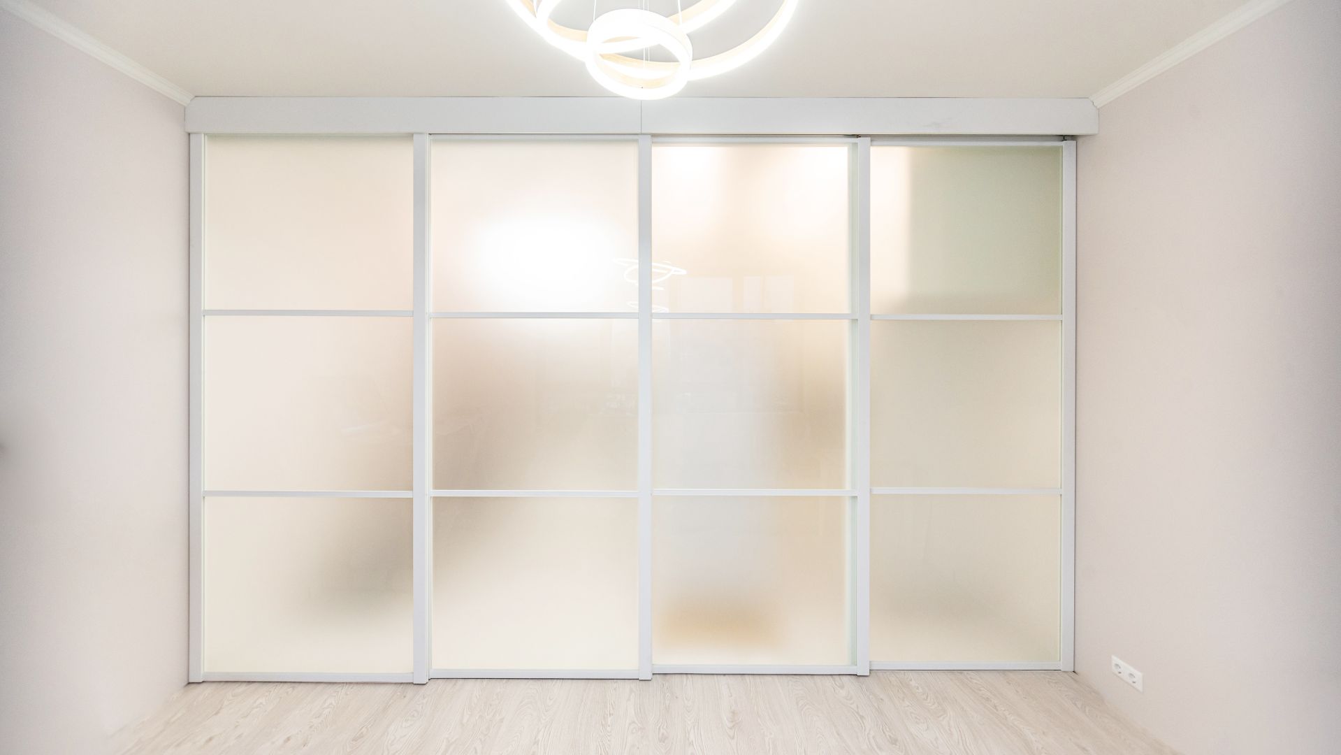 МЕЖКОМНАТНАЯ ПЕРЕГОРОДКА РАЗДВИЖНАЯ С КАСКАДНЫМ ОТКРЫВАНИЕМ