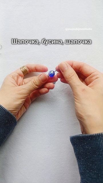 Сережки с зимними мотивами из стеклянных бусин 💙