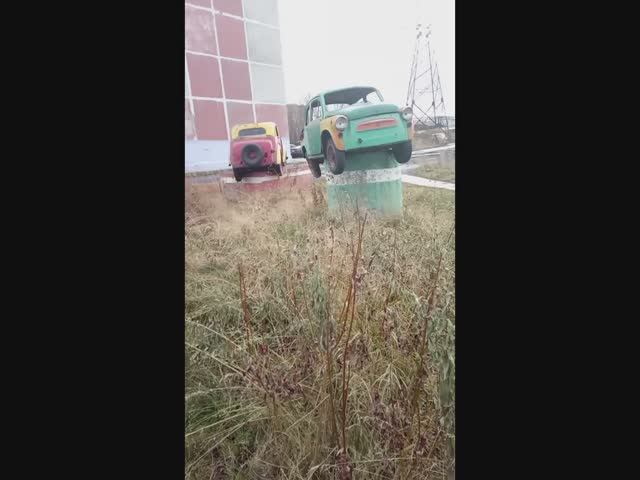 На пьедестале почёта Москвич 401 и Запорожец ЗАЗ 965 1950-60 г. Moskvich 401 and Zaporozhets ZAZ 965