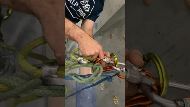 Капризный клиент - Переход со спуска на UIAA на подъем на блок прусике и на спуск на редирект