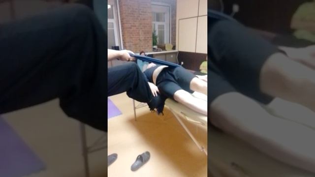 Ротации позвоночника на массажном столе - положение на спине