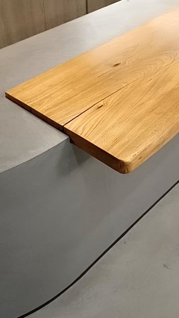 Стойка рецепшн из слэба карагача