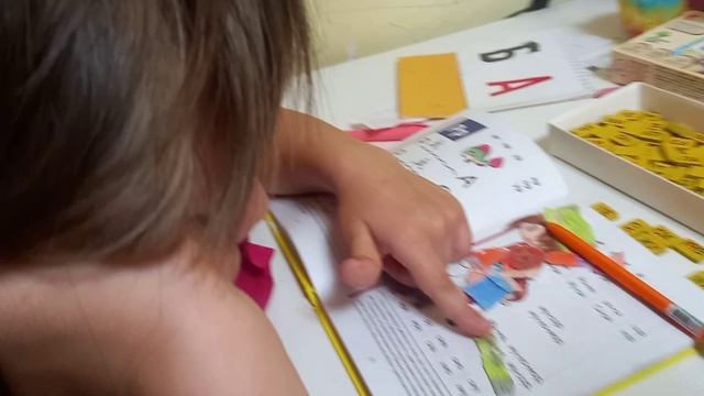 Маша учится писать и читать в 1 классе