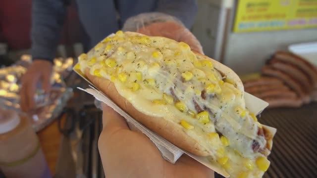 Хот-дог с моцареллой и кукурузой — корейская уличная еда