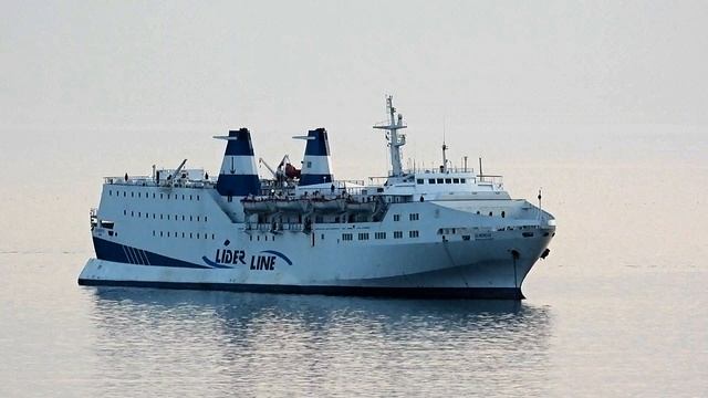 паром Seabridge ждёт захода в Сочи