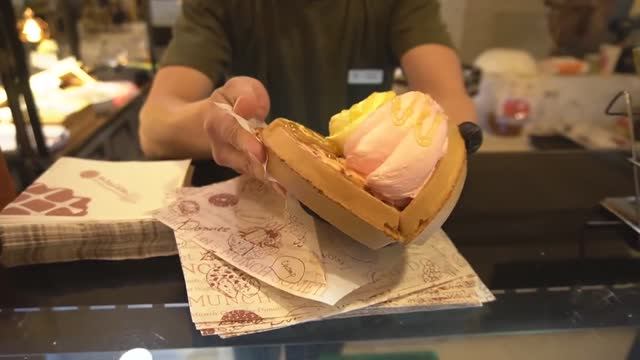 Вафли с взбитыми сливками, вафли с начинкой (клубника, манго, сливки)