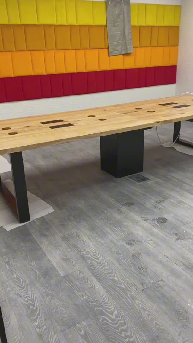 Стол для переговоров. Умный стол. Интерактивный стол.