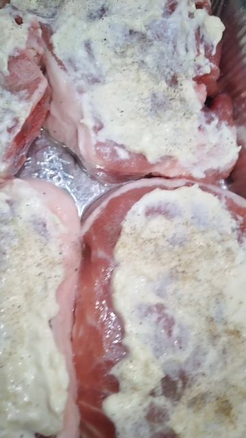 Свиная корейка под луком и сыром в духовке. Рецепт в описании.👇