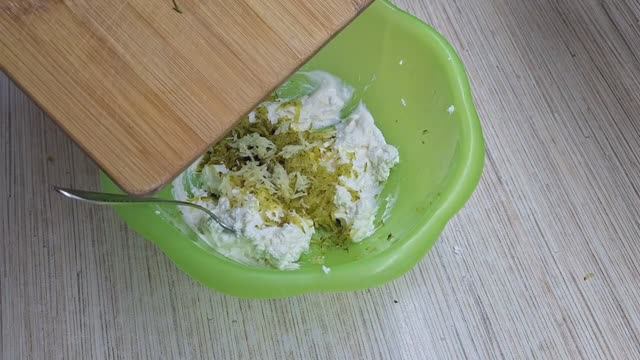 Соус из творога и солёного огурца.