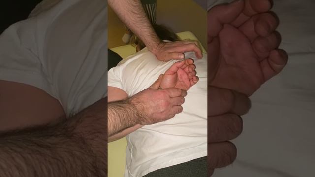 Массаж зоны лопаток