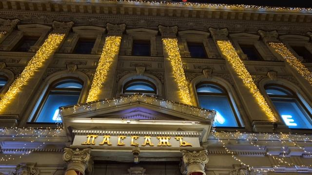 Подсветка ТРЦ | Новогоднее оформление с гирляндой и световой фигурой часов