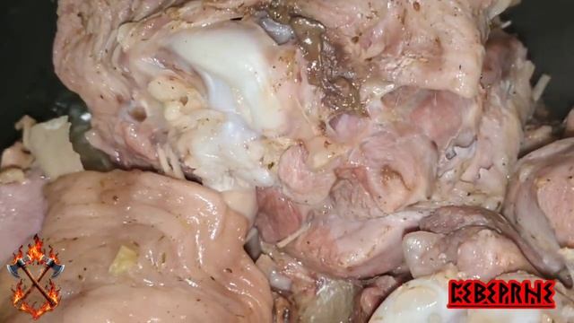 Северянин мясо готовит🥩, северянский топор в помощь🪓👍, рульки индейки в казане🍗 🤗  просто, быст