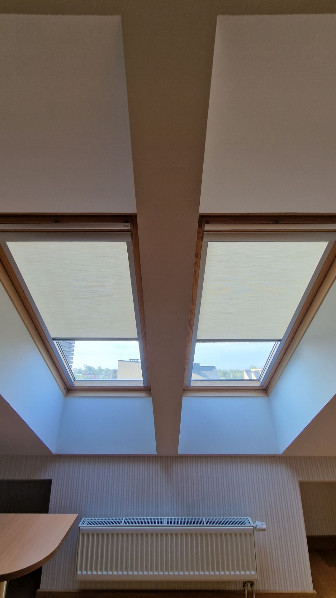 Мансардная рулонная шторка Р-лайт. Ткань Корсо перл песочный.