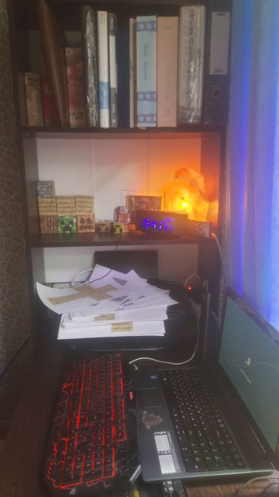 Это мой стол  пока что временный