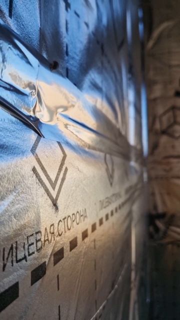Дом по проекту "Неман". Поставили окошки, дверь, уложили пол и утеплили