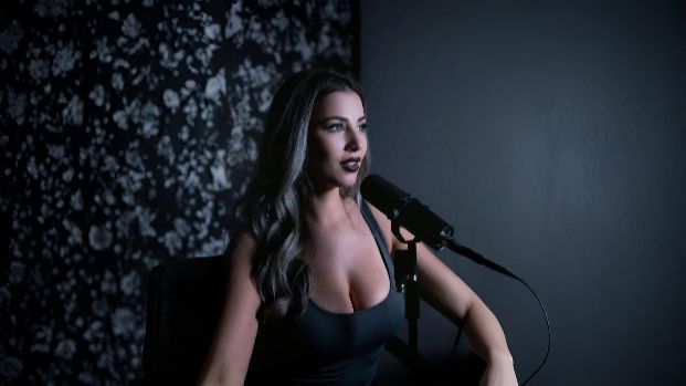 «Каждую ночь в 01_13 он выключает свет и стучит в окно на 5 этаже, а потом звонит мне »