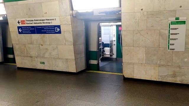 метро Ленинград (СПб),  ст. Площадь Александра Невского I - интерьер, пассажиры, работники метро