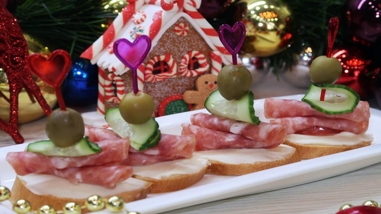 Бутерброды-канапе на шпажках с колбасой и огурцом