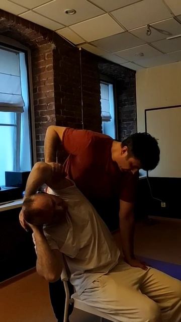 Постизометрическая релаксация - ротация туловища, положение сидя