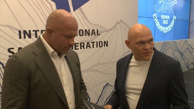 Фёдору ЕМЕЛЬЯНЕНКО вручили подарок от австралийского художника полюбившего САМБО
