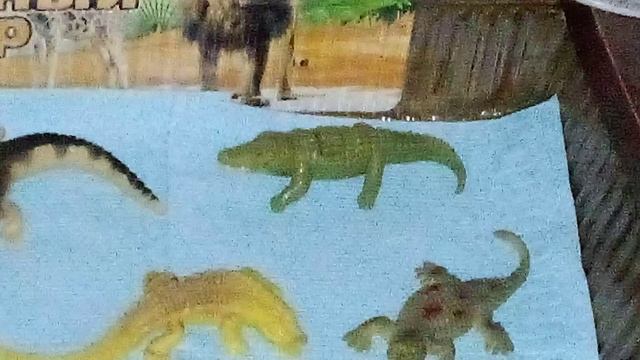 Как сделать водоём для крокодилов , не используя обычную воду. Очень интересный видос.