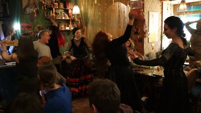 ЦЫГАНСКИЕ ТАНЦЫ. ПЕСНЯ "ЖУРАВЛЬ ПО НЕБУ ЛЕТИТ" С.Аврамов. ВЕЧЕРИНКА В КАФЕ "КАШМИР". КОЛЛЕКТИВ ТАНЦА
