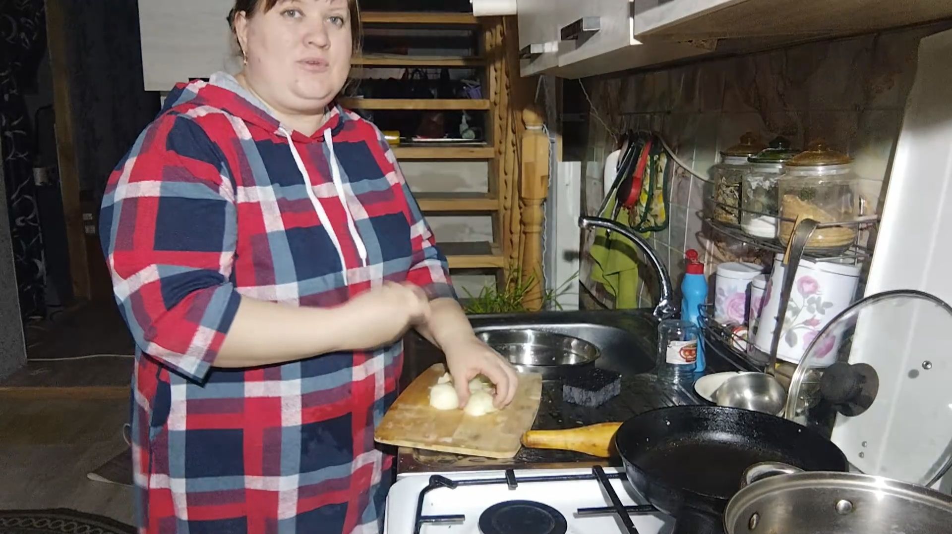 ПРОСТАЯ ЖИЗНЬ 45// ЖДЕМ ГОСТЕЙ// СТРЯПАЕМ ПИРОГ КАРТОФЕЛЬНЫЙ