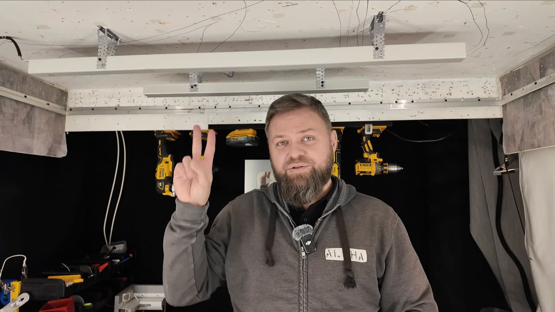 Монтаж трековой системы Easy: обзор эксперта по натяжным потолкам Михаила Мищенко