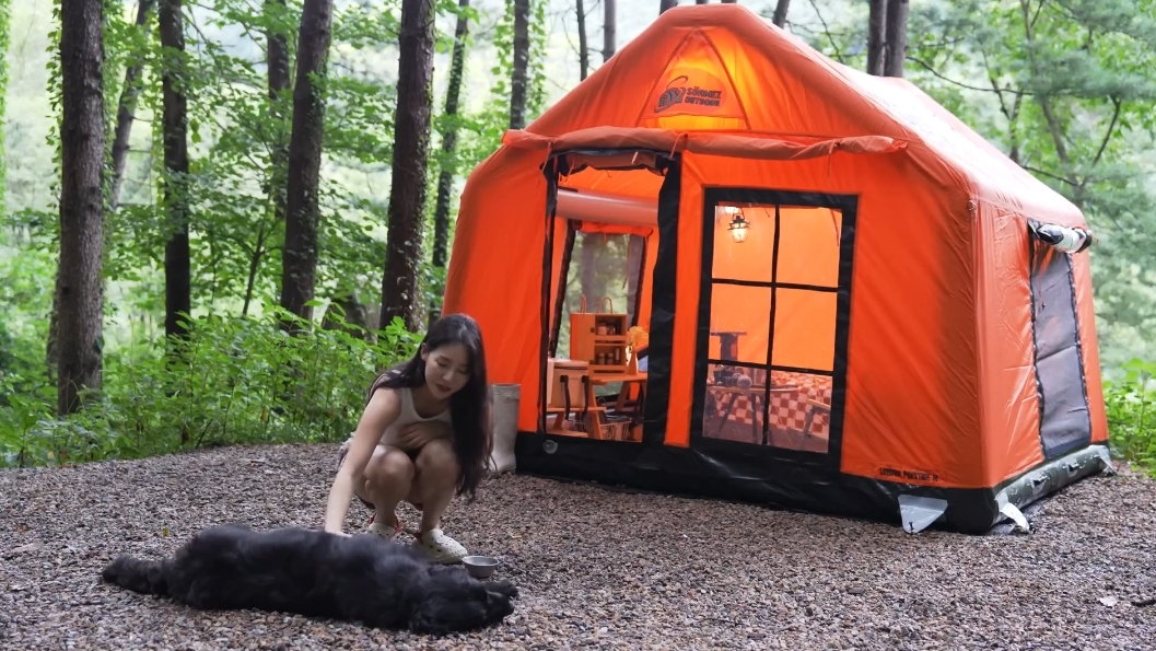 Кемпинг под дождем в новой надувной палатке.