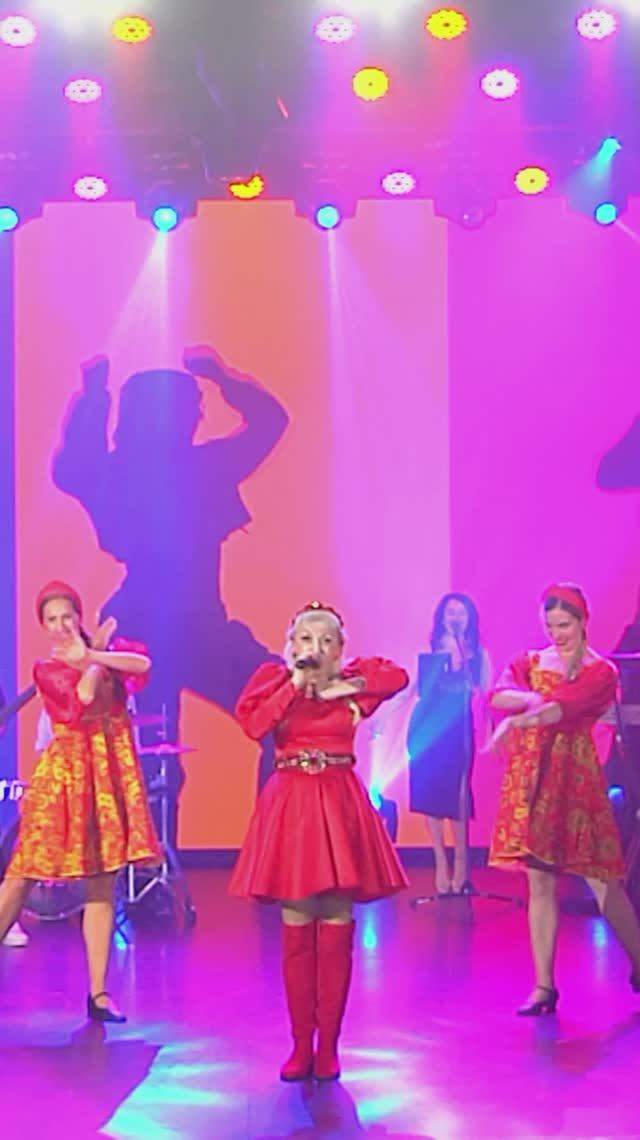 Погрузитесь в атмосферу солнечного лета и лёгкой беззаботности с моим новым треком Русский сарафан!