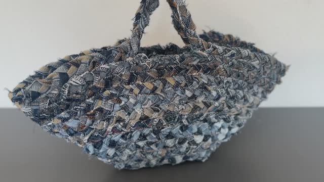 Плетёная корзинка из джинсов | Апсайклинг | Удобная сумка для пляжа, магазина и прогулок