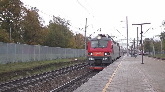 Электровоз ЭП20-039 (ТЧЭ-6) со скорым поездом № 237Я Воронеж — Москва.