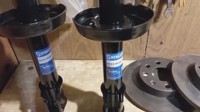 Подшипники ступицы Опель Корса Б. Стойки и опоры стоек. Продолжаем сборку.