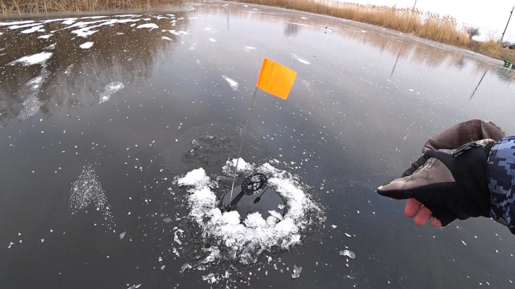 ПЕРВЫЙ ЛЁД! Рыбалка на жерлицы.