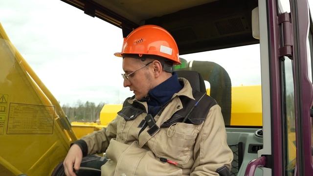 Экскаватор ЧЕТРА E330. Отзыв реального пользователя (ГЕОПРОМ), ч.3. Обзор кабины 1,17 мин.