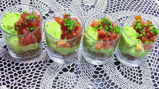 Салат-коктейль из авокадо и тунца