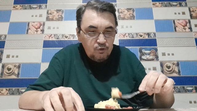 Лёгкий ужин. Как любят некоторые обгладывать кости!