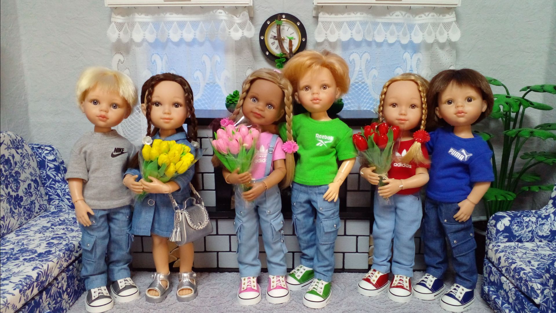Одежда, обувь и аксессуары для разных кукол.