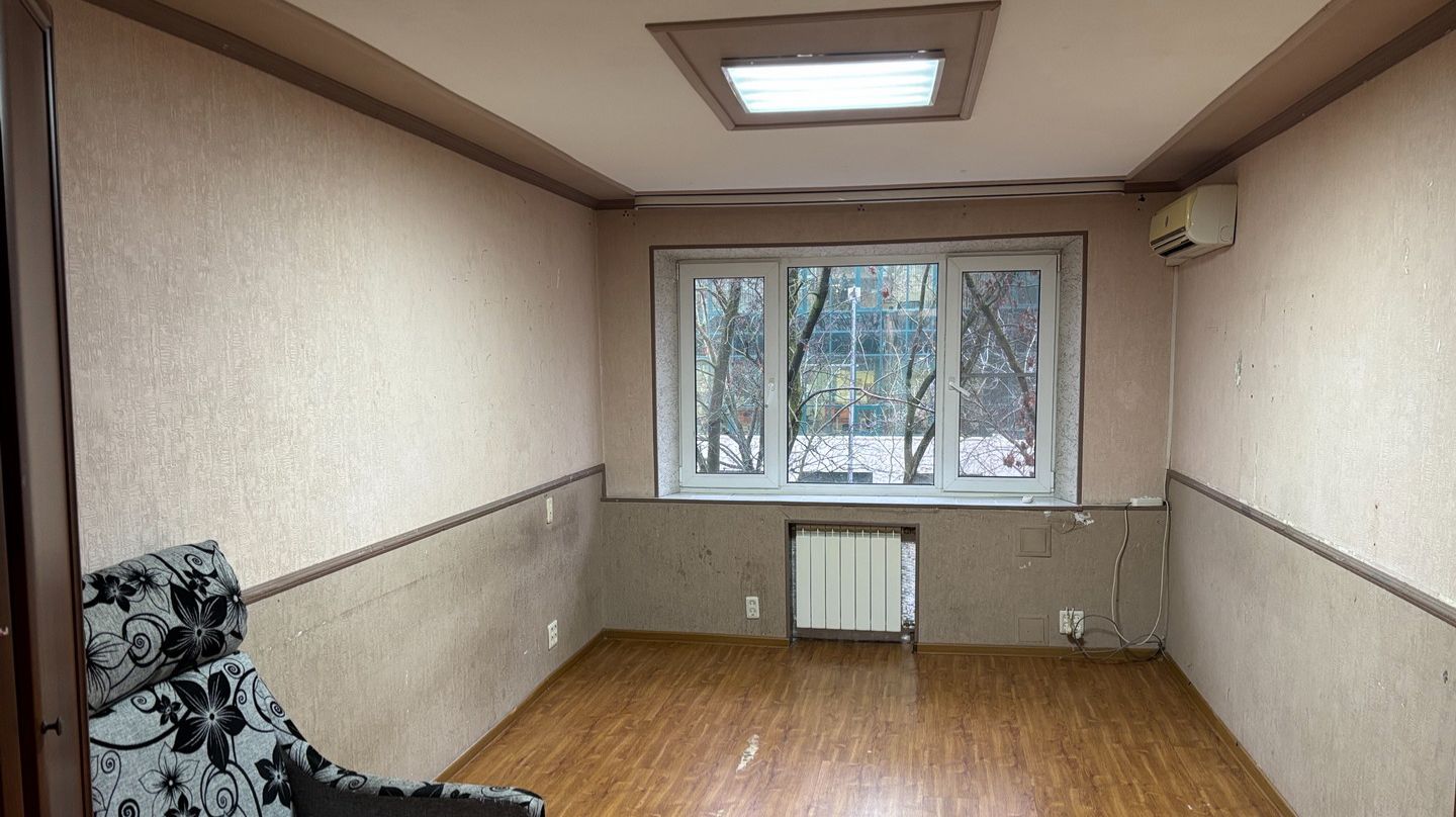 1-комн. квартира с окнами на разные стороны на среднем этаже в центре города