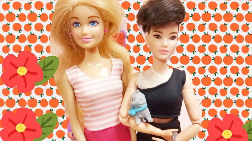 Барби Света и Таня пьют чай, и собираются идти на прогулку.