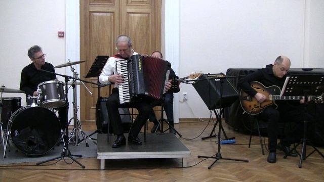 П. Дюранд (P. Durand) "Мадмуазель де Париж(с)". Играет Владимир Никулин (аккордеон)